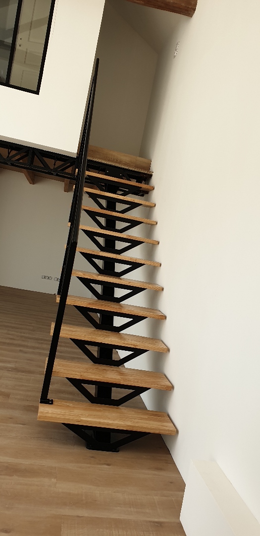 Escalier Limon Central : Design Sur Mesure pour Un Rendu Unique