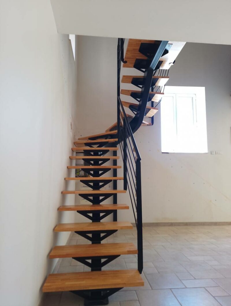 Escalier Limon Central : Design Sur Mesure pour Un Rendu Unique